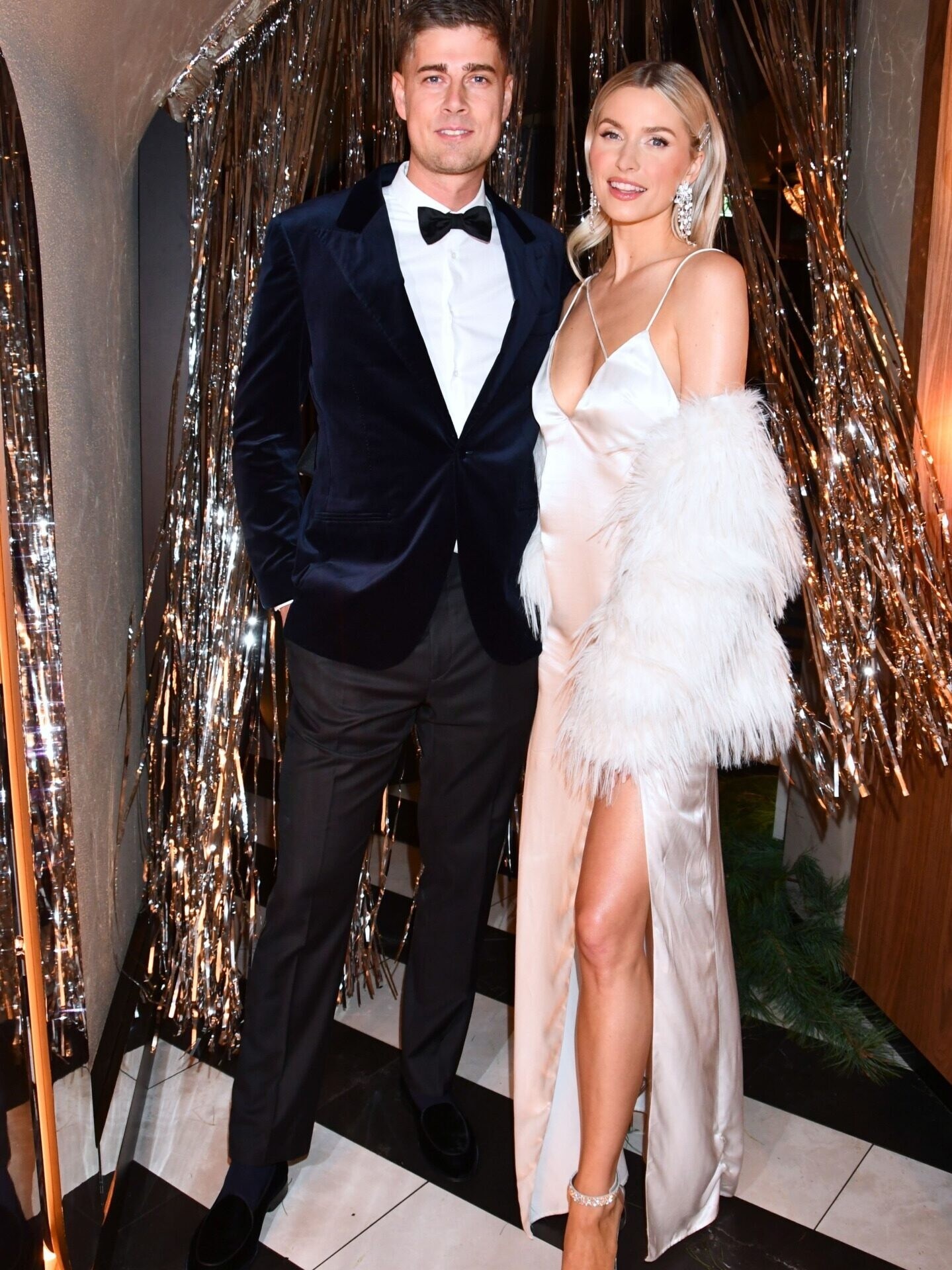 Glamour pur - Lena Gercke im sexy Slipdress bei Weihnachtsparty | krone.at