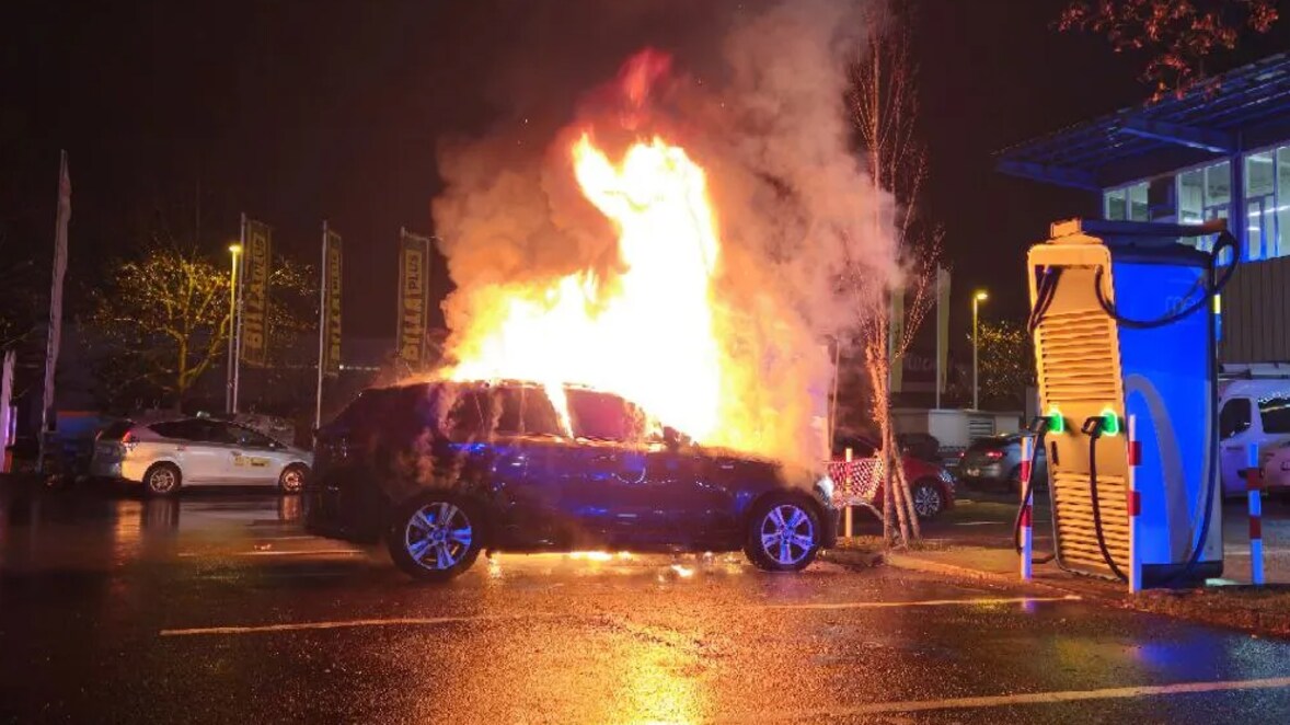 Nobody injured - Car burnt out completely in a parking lot | krone.at