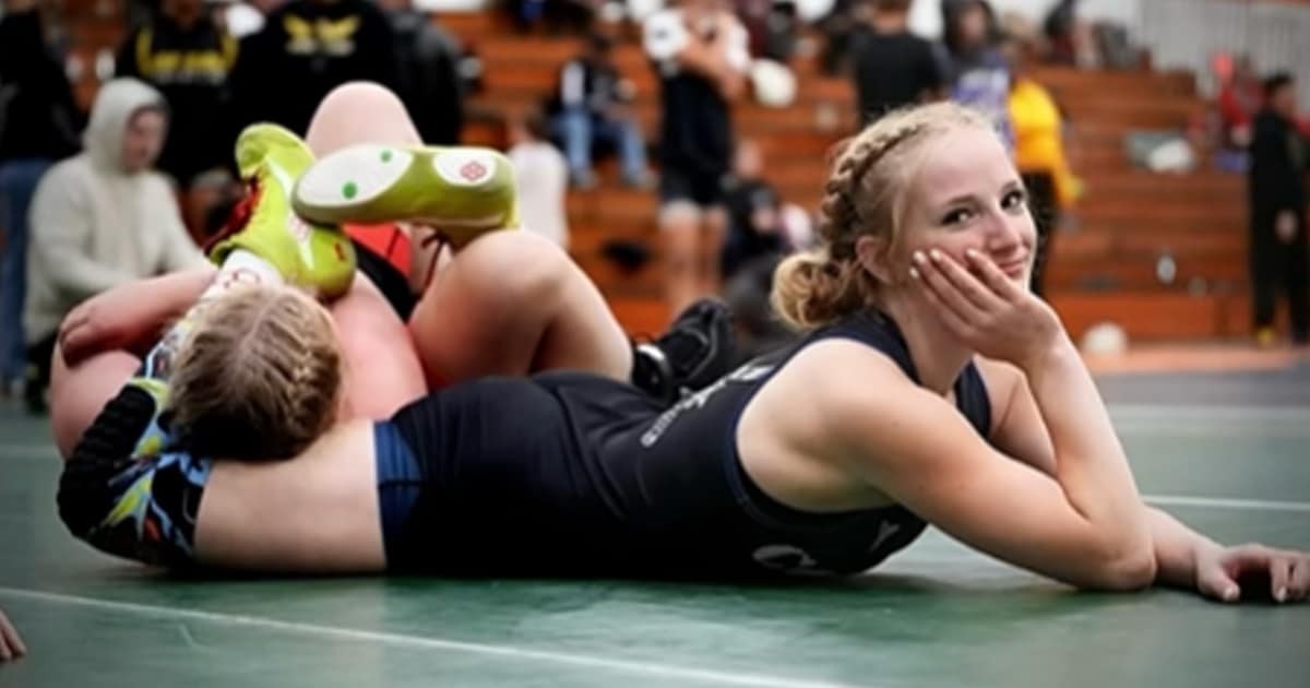 Cool oder arrogant? - Ringerin posiert während Kampf für Fotos und ...