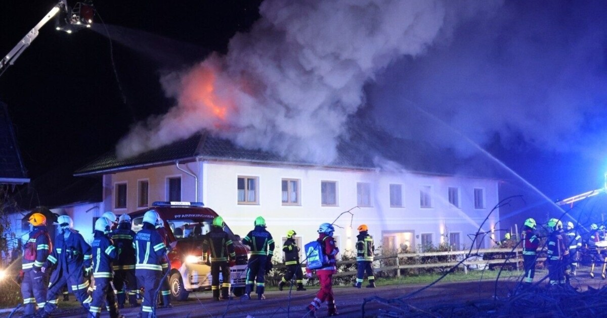 Roof truss in flames - “Alarm level 3” triggered for farm fire | krone.at