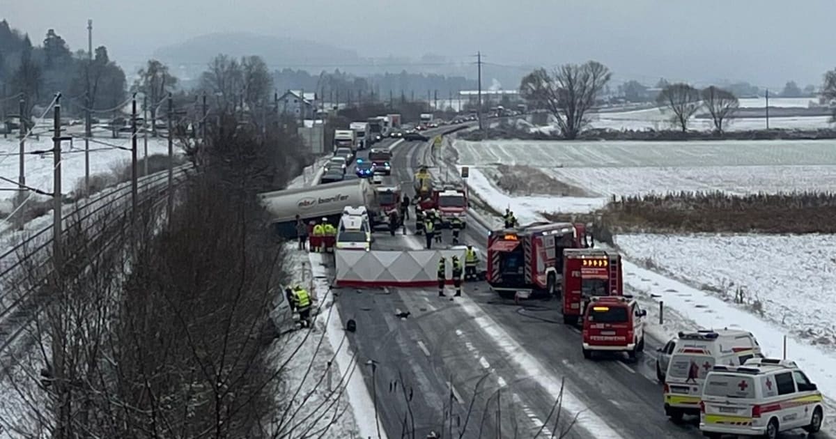 Car crashes into truck - Accident on expressway claims one victim ...