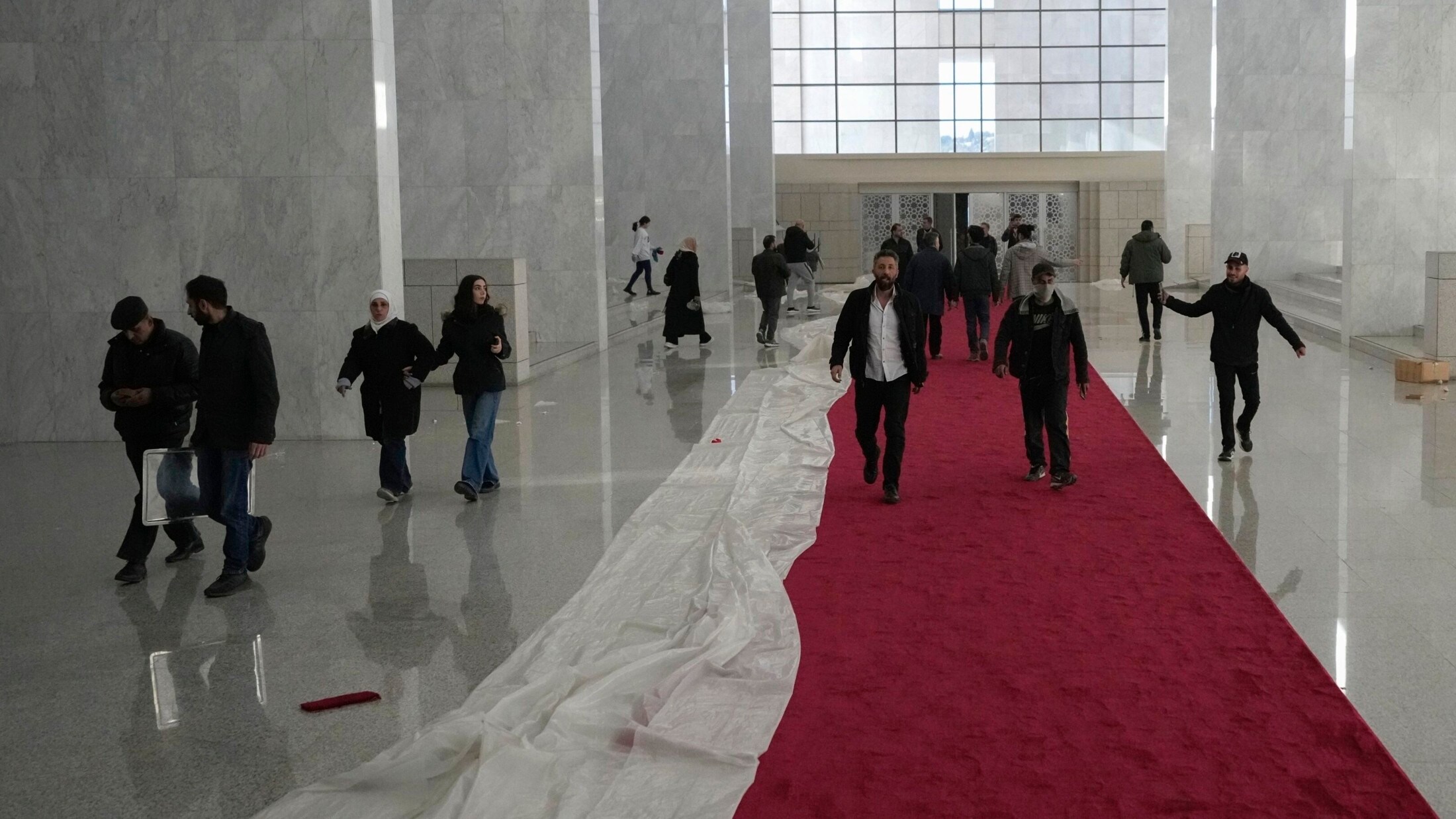 Damascus occupied - Syria: Assad’s luxury palace is now being looted ...