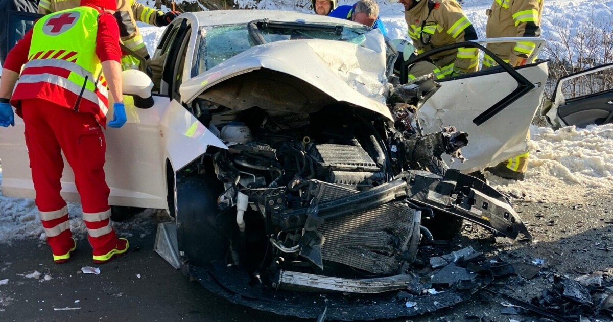 Per Heli ins Spital - Drei Verletzte nach schwerem Frontal-Zusammenstoß | krone.at