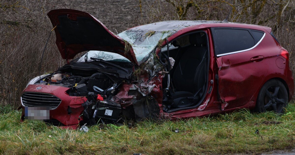Two cars touched - Woman (53) was seriously injured in a head-on crash ...