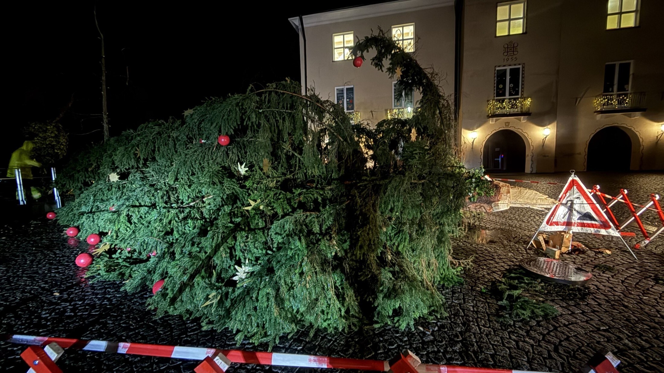 Trunk broke - Christmas tree in Hörbranz toppled over in a storm | krone.at