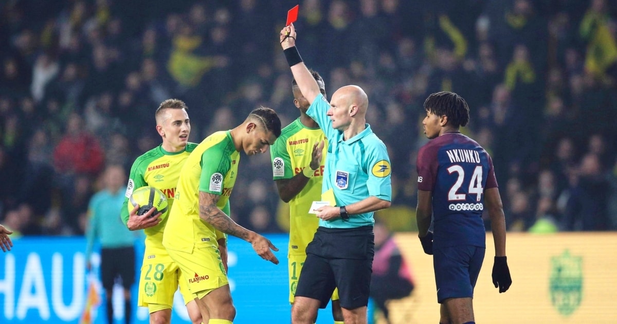Scandalous whistles - These referees know where your car is! | krone.at