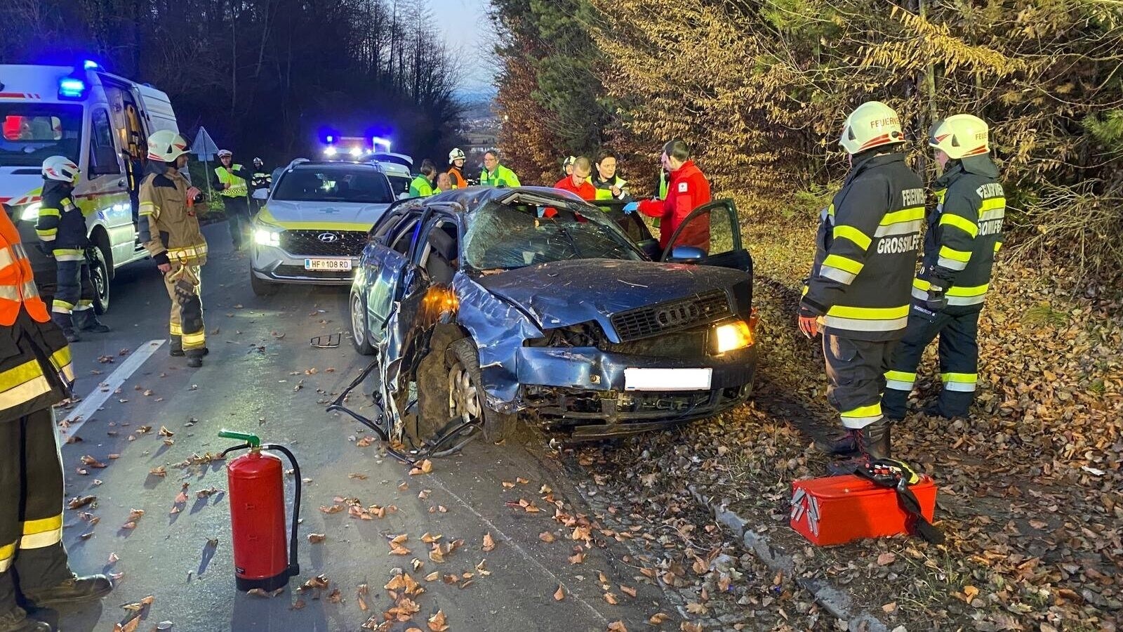 Hubschraubereinsatz - Alko-Lenker baut Unfall: Zwei Schwerverletzte | krone.at