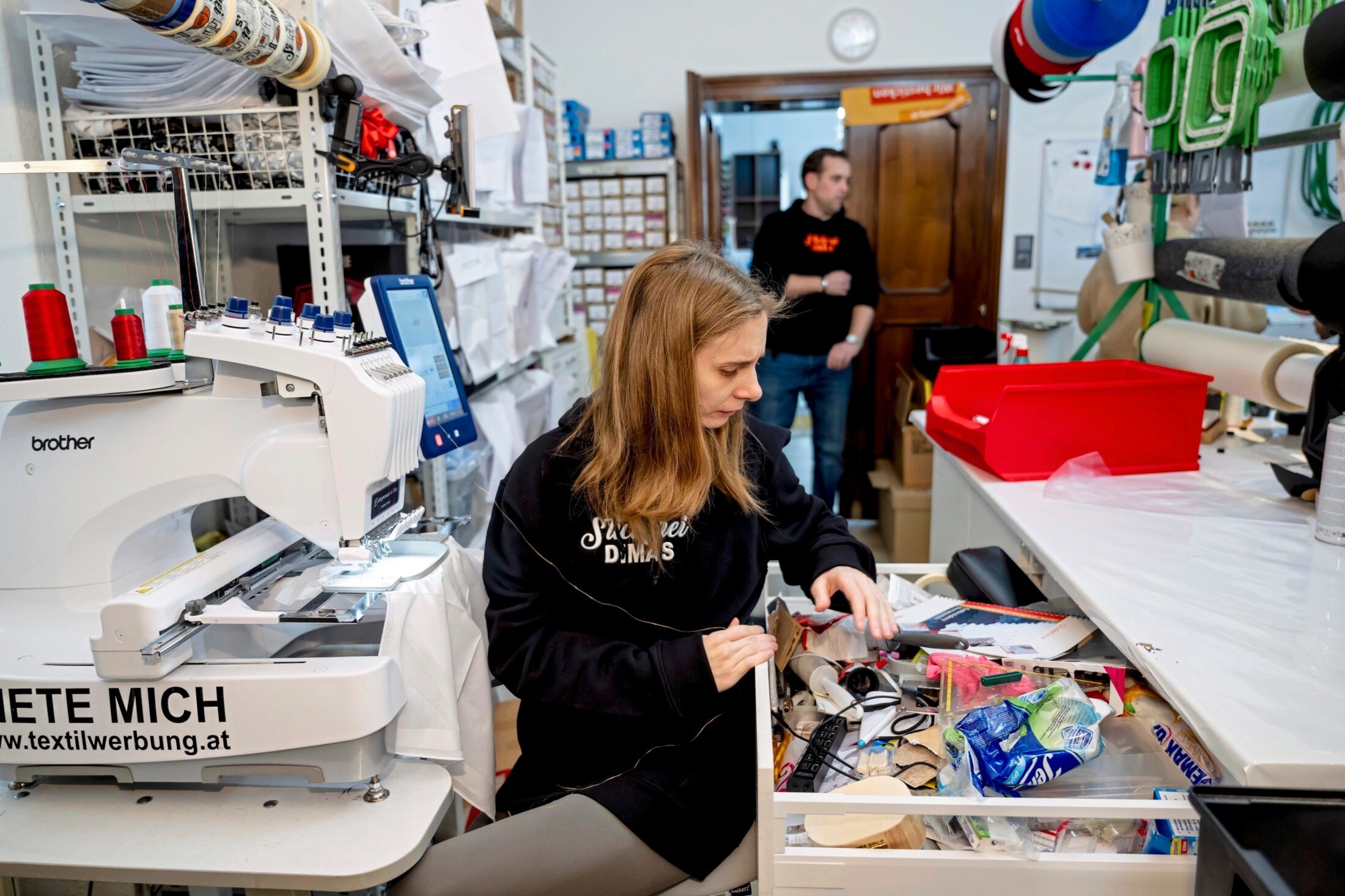 "Krone" pays a visit - Not old-fashioned at all: embroidery can be so ...