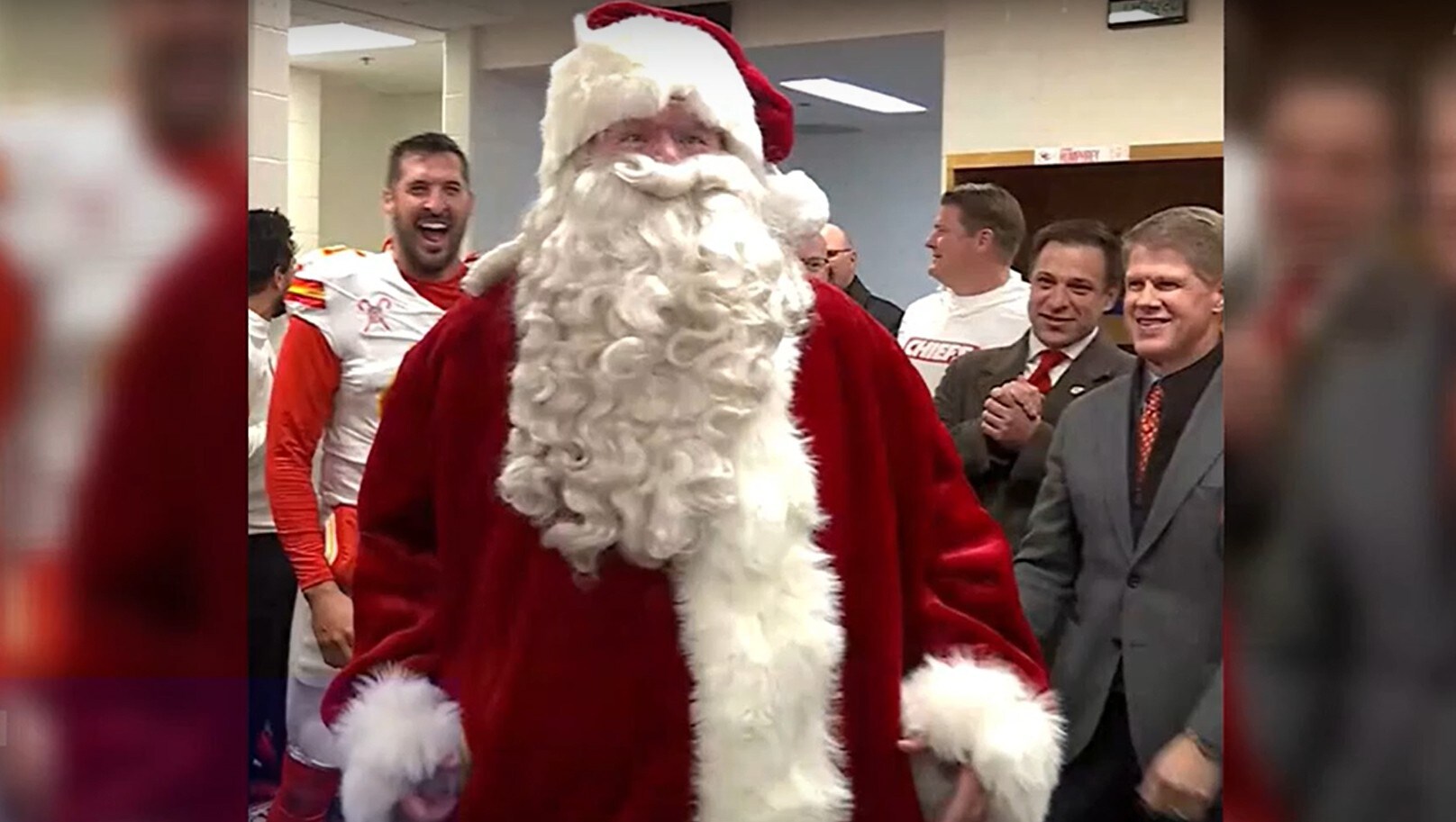 Video after victory: - Cabin party! Star coach celebrates as Santa ...