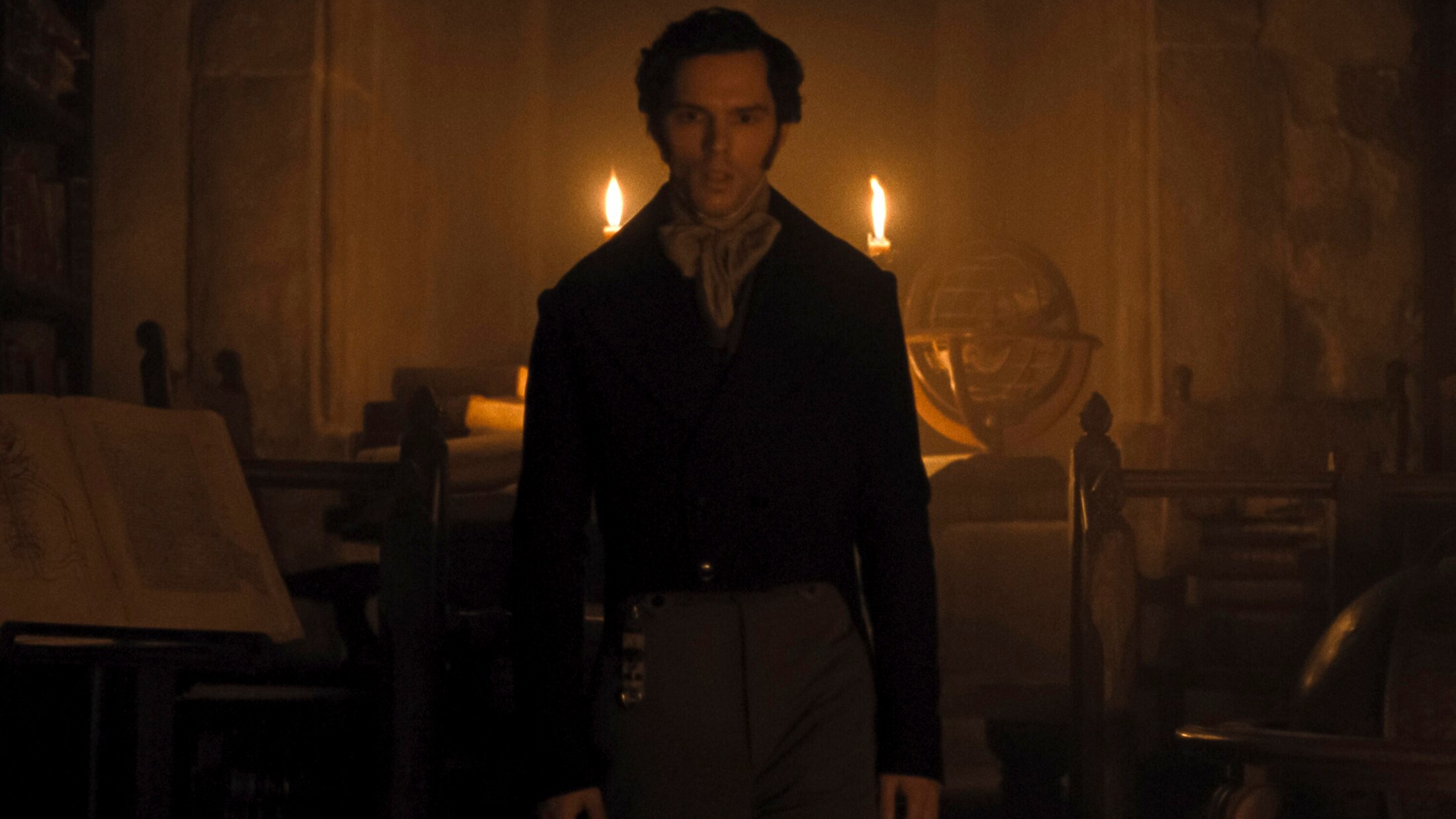 Nicht jugendfrei! - Dieses „Nosferatu“-Andenken bekam Hoult geschenkt ...