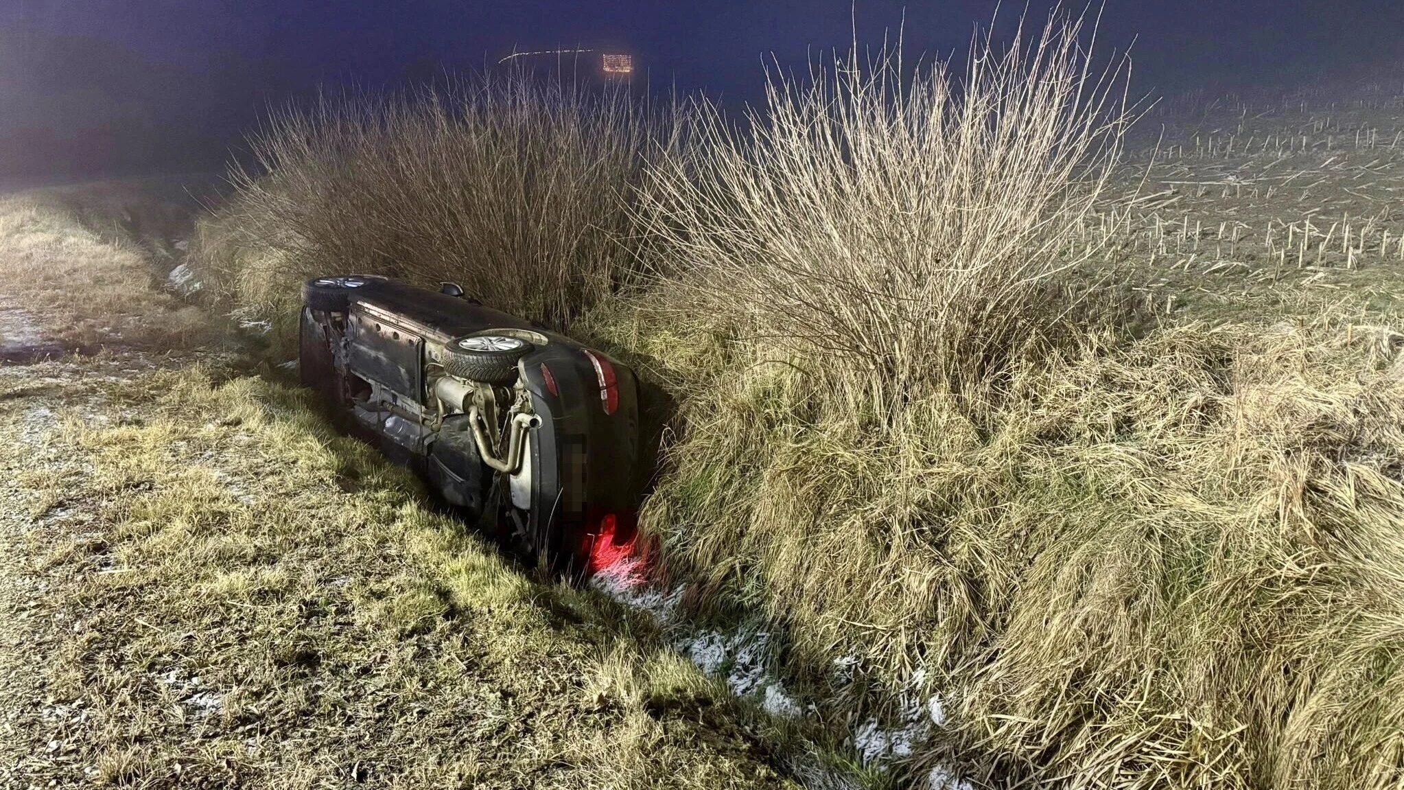 In Edelstauden - Car driver ends up in the bed of a stream after an ...