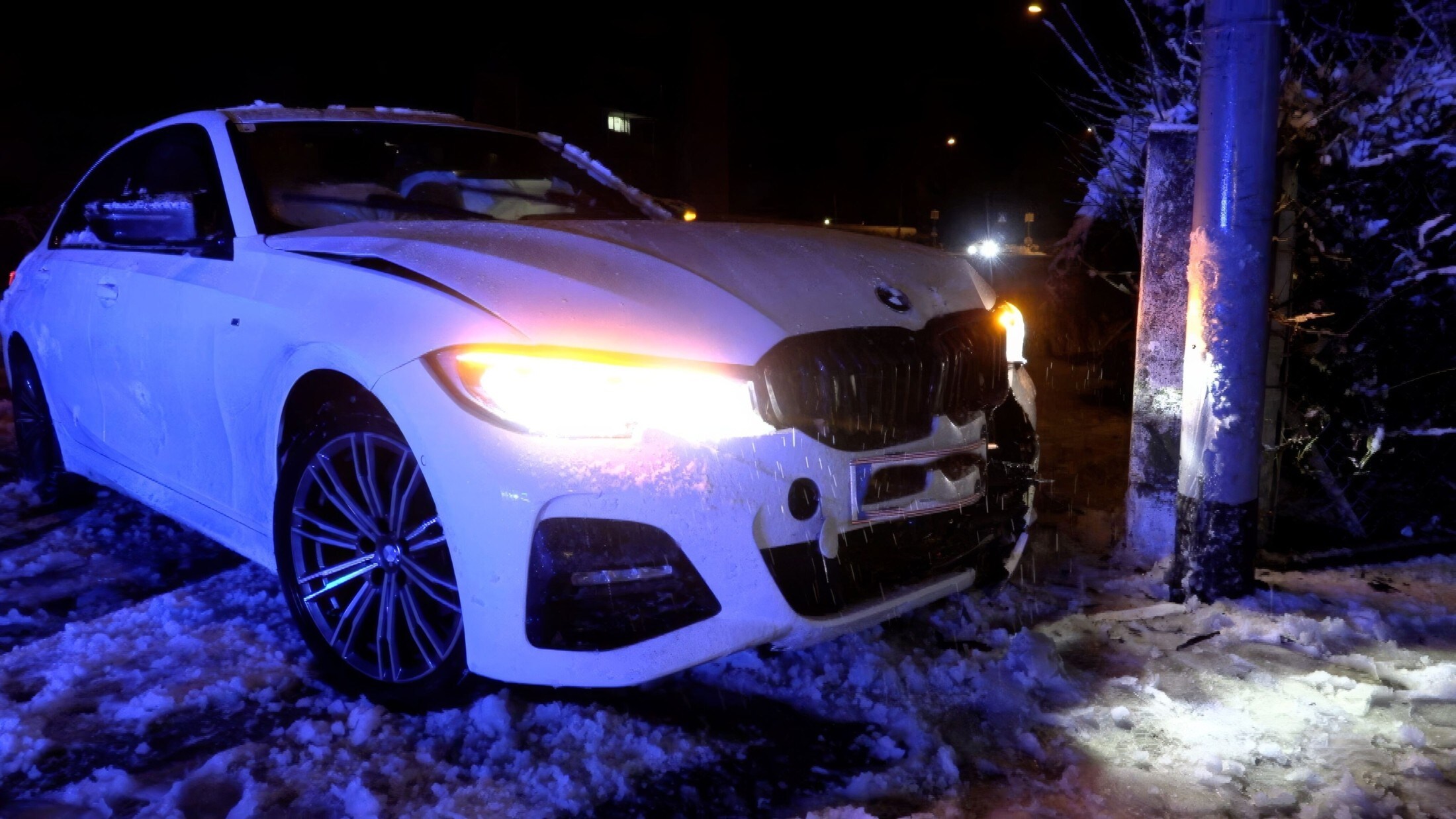 Accident in Bregenz - Onset of winter: BMW crashes into lamp post ...