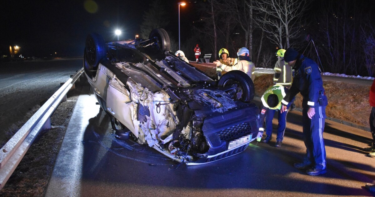 In Luft katapultiert - Pkw landet am Dach: Drei Verletzte bei Alko-Unfall | krone.at