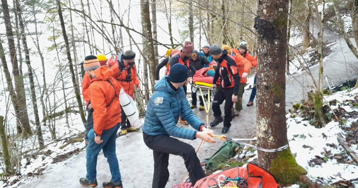 Difficult rescue - Icy circular path became a trap for a hiker | krone.at