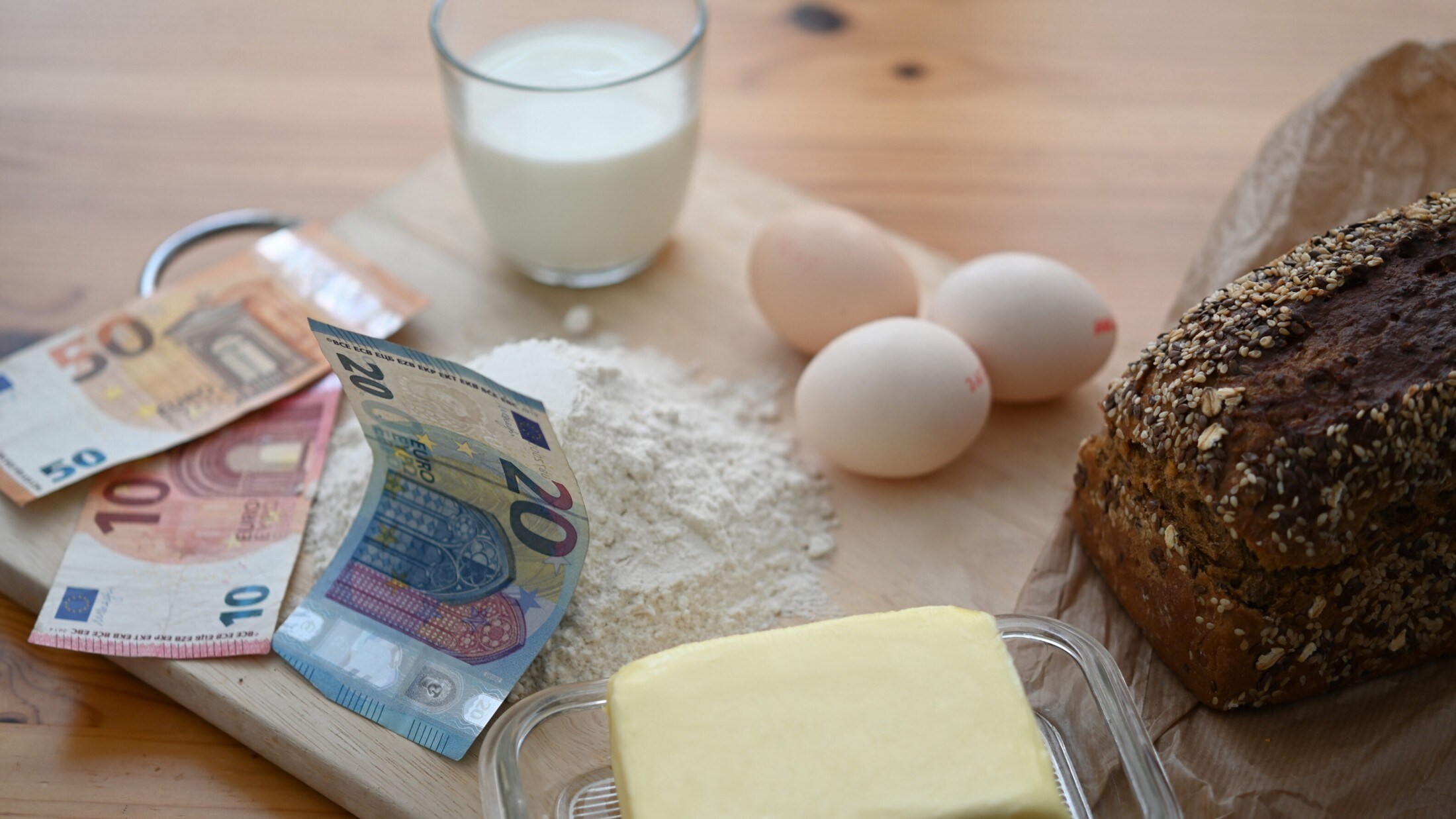 Orange juice, butter - AK: Food 53 percent more expensive since 2021 ...