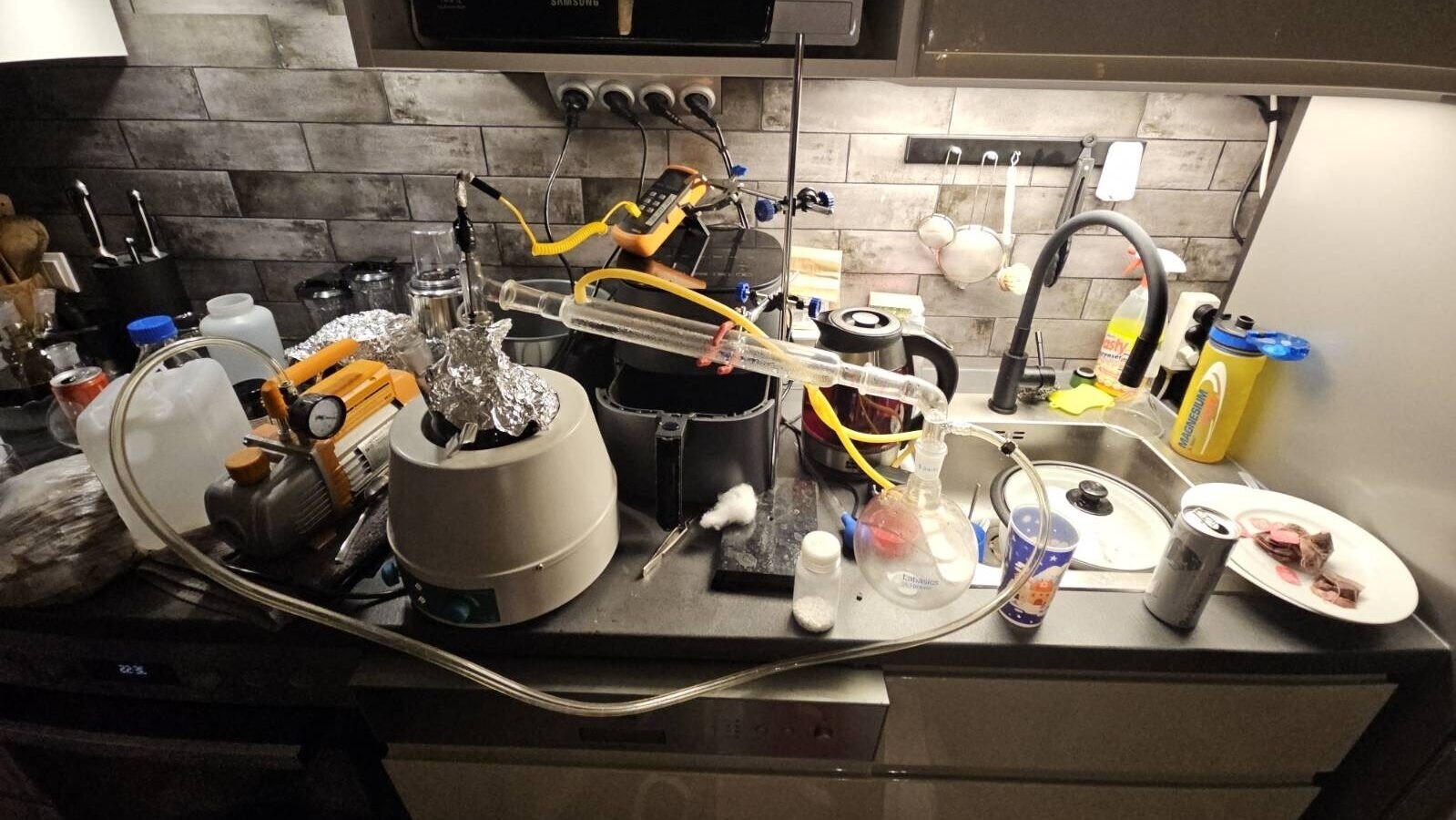 Liquid ecstasy and co. - Drug chefs unmasked: apartment building in ...