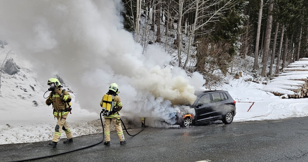 Driver still got out - Car burst into flames on Pass Thurn after a bang ...