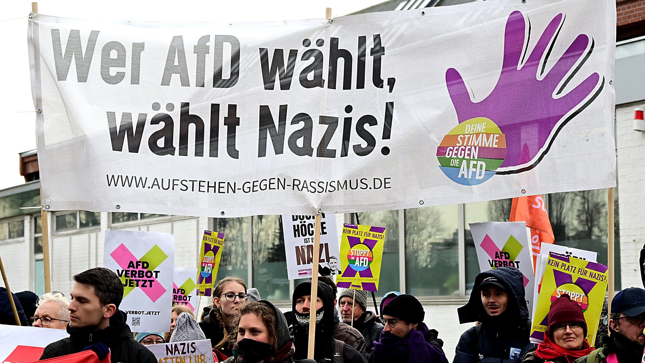 Polizei ermittelt - AfD-Wahlkampf: „Abschiebetickets“ verteilt | krone.at