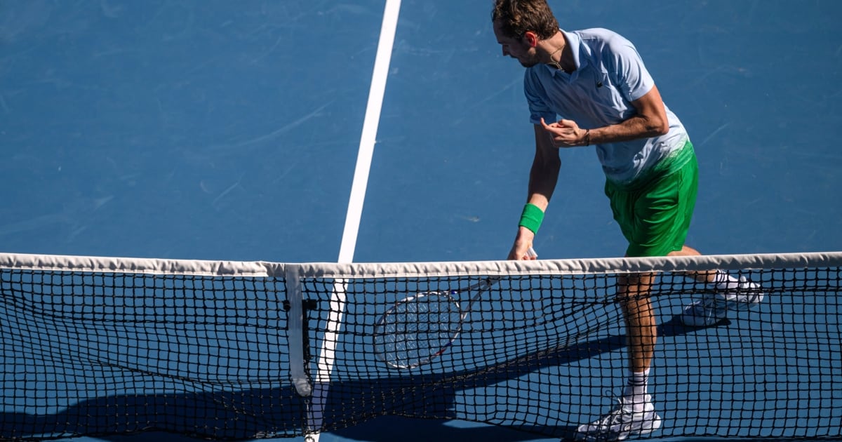 Camera smashed - Medvedev defeats Thai after trailing 1:2 | krone.at