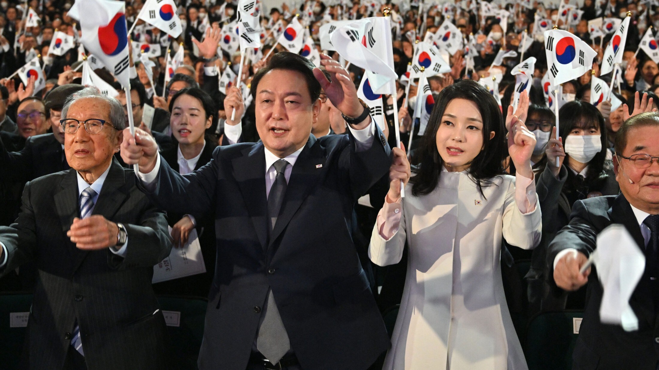 Handgemenge vor Palast - Südkoreas Präsident wurde spektakulär ...