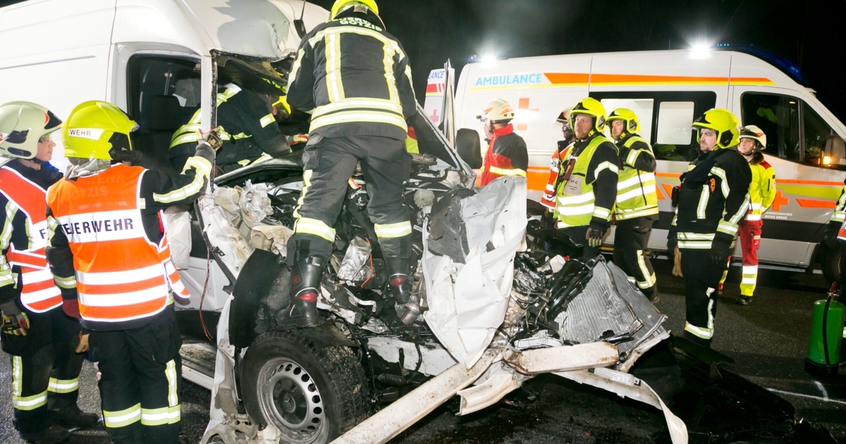 Schwerer Auffahrunfall - Autofahrer musste aus Wrack geschnitten werden | krone.at