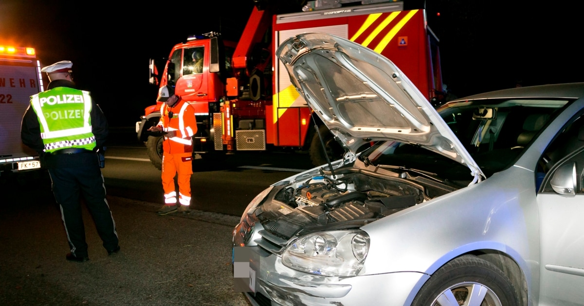 Accident on the A14 - Car crashes into center guardrail | krone.at