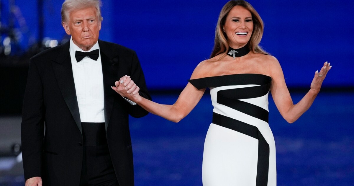 Strahlende First Lady - Melania stahl in weiß-schwarzer Robe Trump Show ...