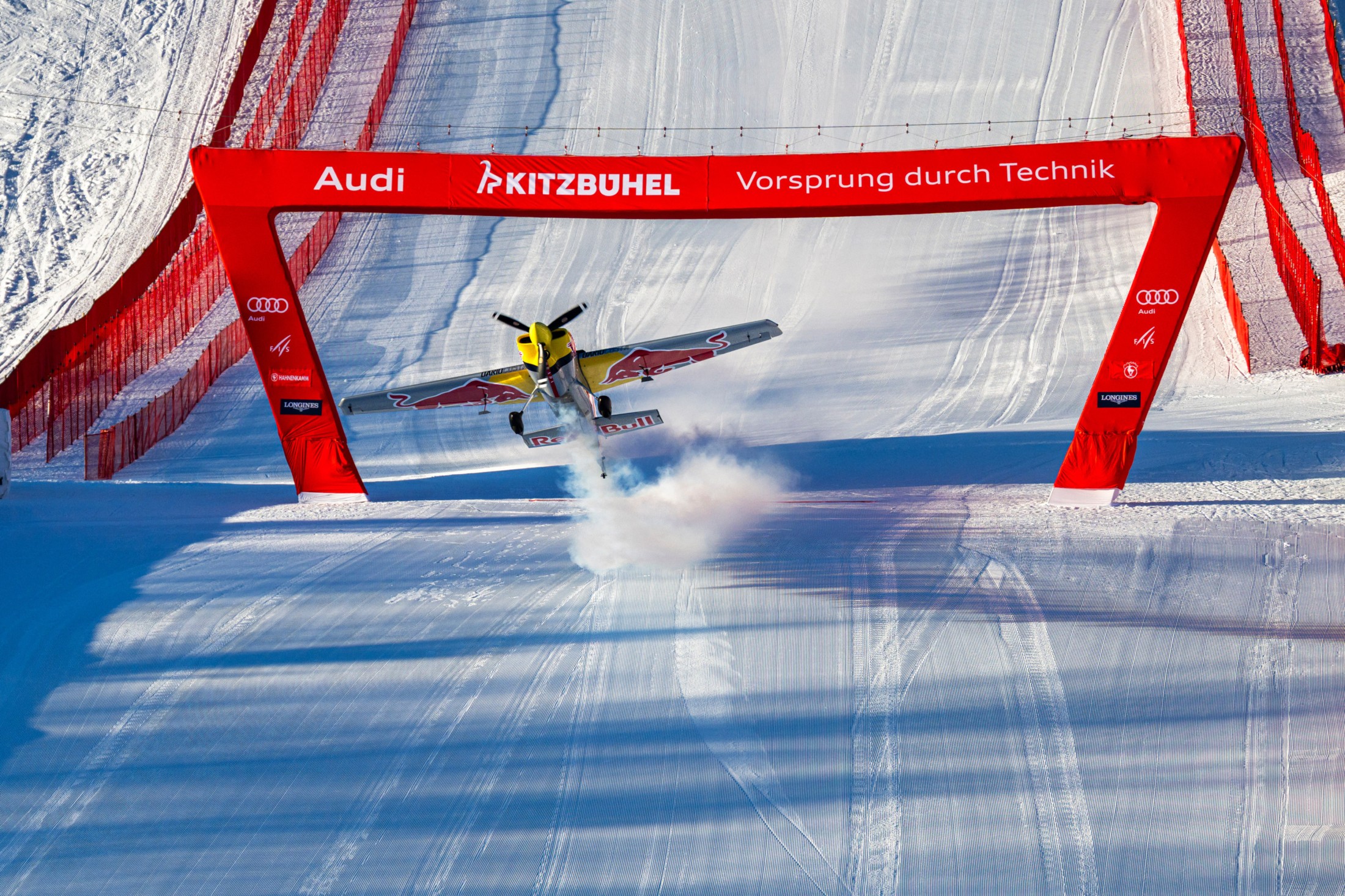Streif extreme - Kitz madness: With an airplane under the finish arch ...