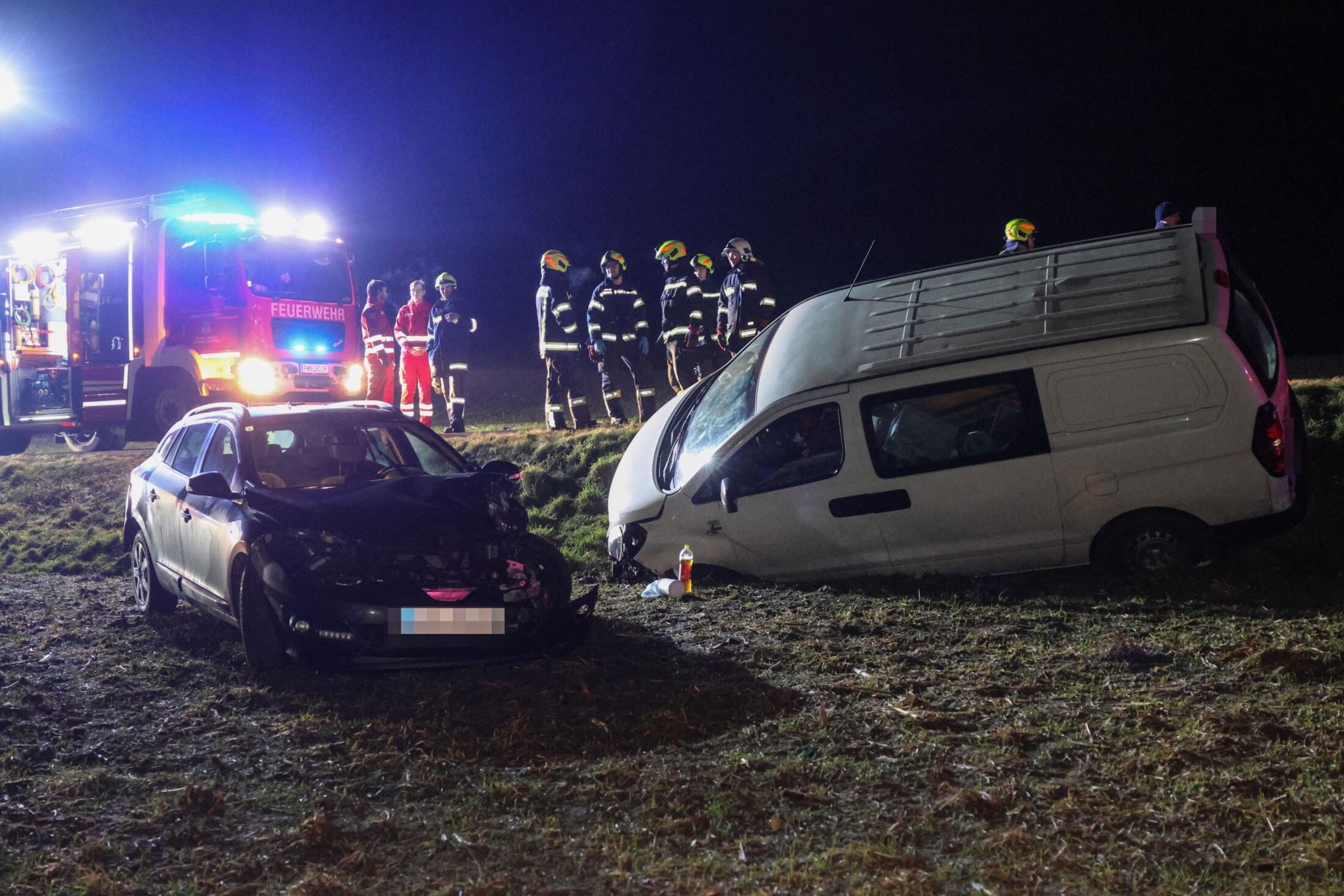 Drei Verletzte - Lenker wird bewusstlos und kracht in Gegenverkehr | krone.at