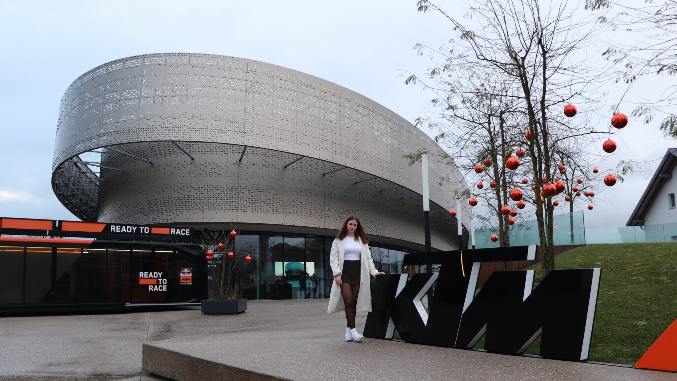 Museum in Betrieb - Pause von der Pleite: Yoga in der KTM Motohall ...