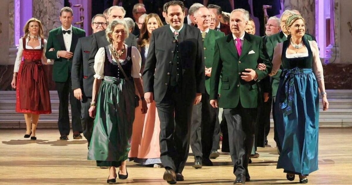 FPÖ celebrities & a red man - Hunters’ Ball: Blue people crowded into ...