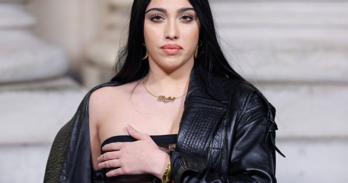 Hui! - Lourdes Leon im Nacktsuit und ohne BH in Paris | krone.at