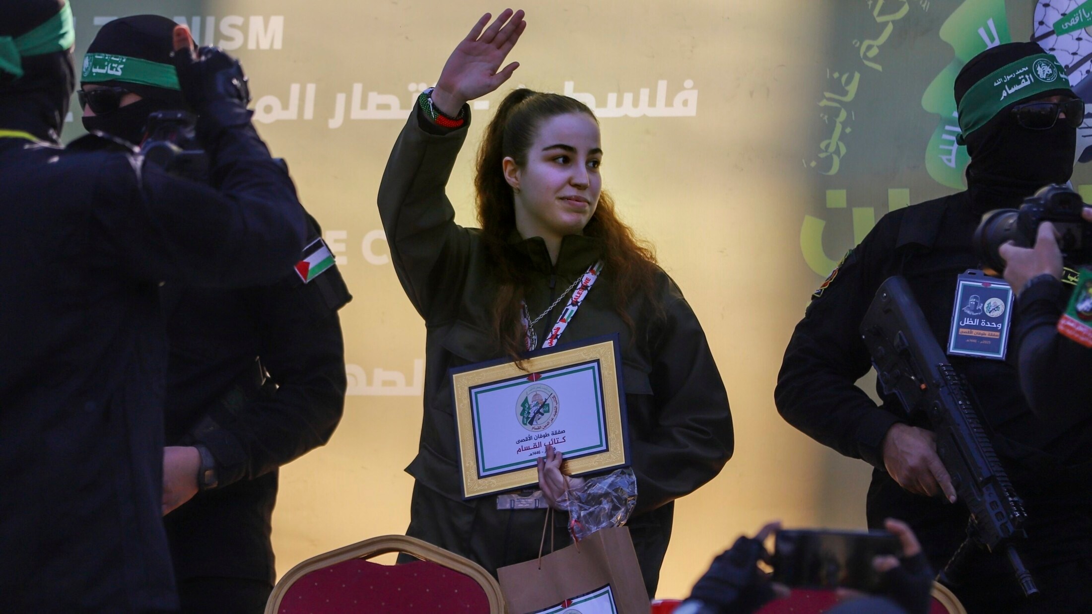 Nach 482 Tagen - Mit Panik in den Augen: Weitere Geiseln sind frei ...