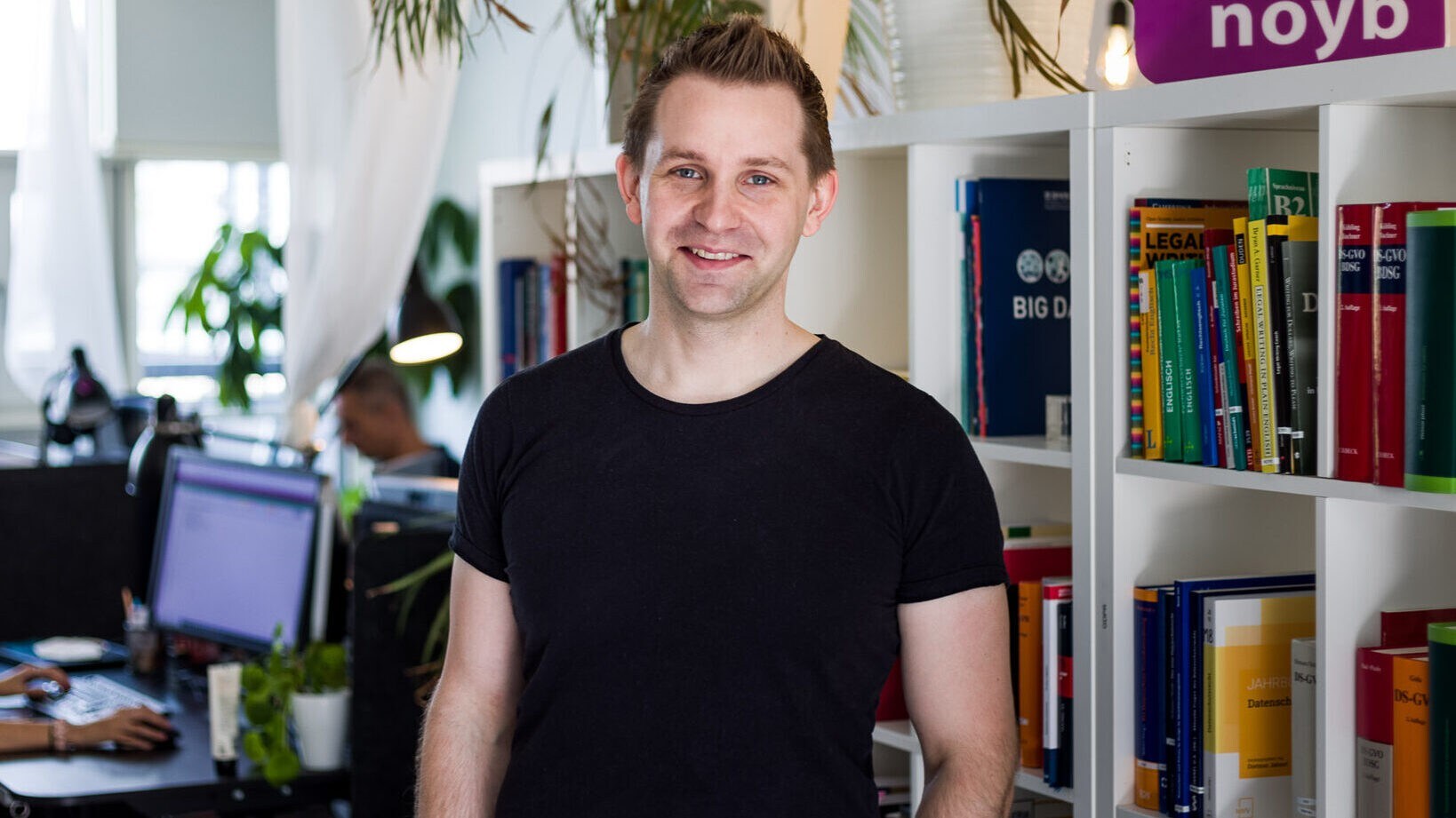 Opt-out statt Opt-in - Nutzerdaten für KI: Schrems droht Meta mit Klage ...