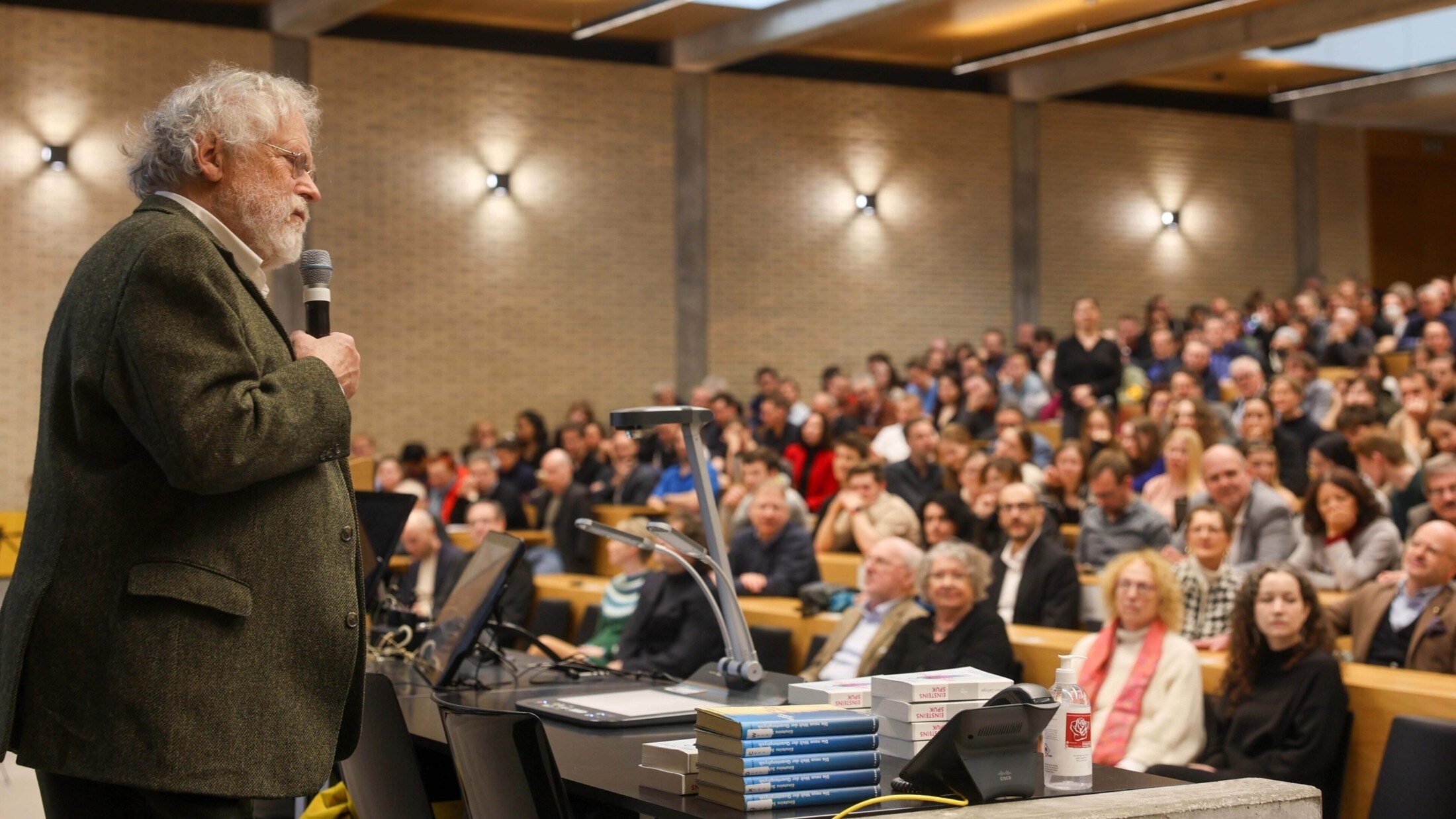 Celebrity physicist in Linz - Nobel Prize winner causes a rush of ...