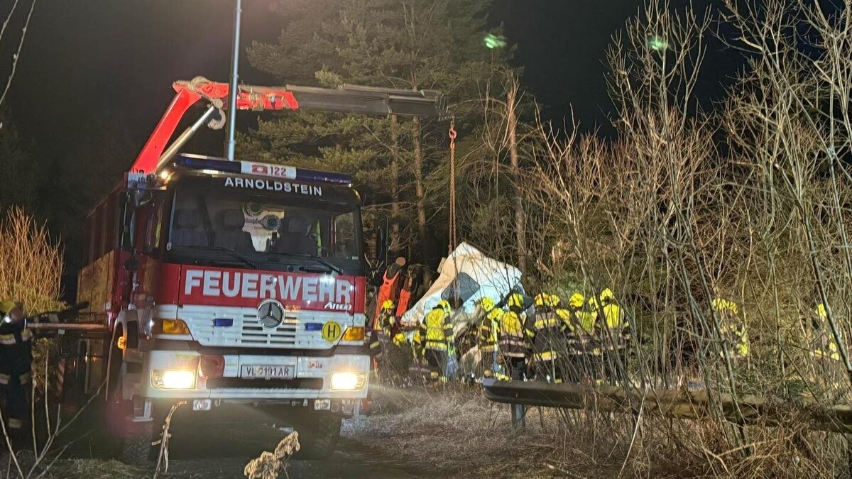 Insassen eingeklemmt - Tödlicher Unfall: Lkw stürzt auf A2 in Tiefe | krone.at