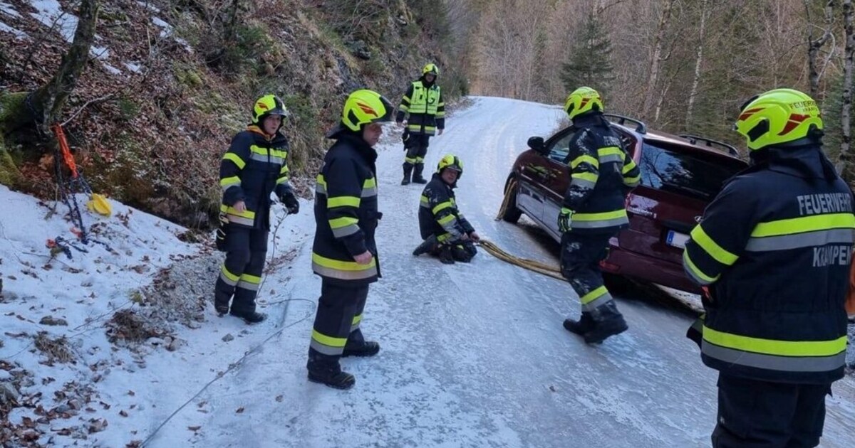 Feuerwehr half - Autolenker rutschte von eisglatter Fahrbahn ab | krone.at