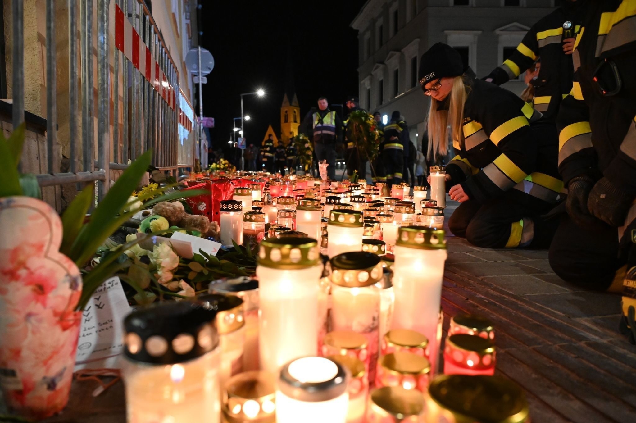 Terror in Villach - Nach Trauermarsch: Polizei sichert auch Beerdigung ...