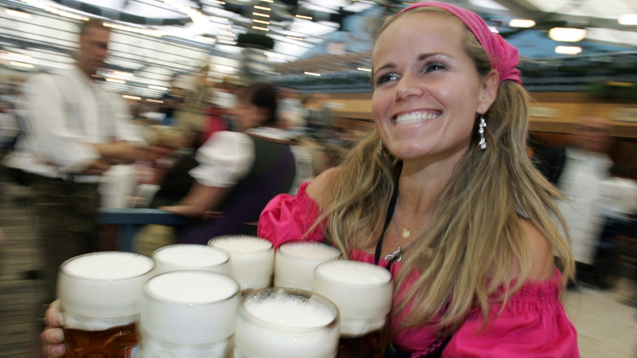 Oktoberfest-Ikone - Legendäre „Wiesn-Babsi“ mit 49 an Krebs gestorben ...