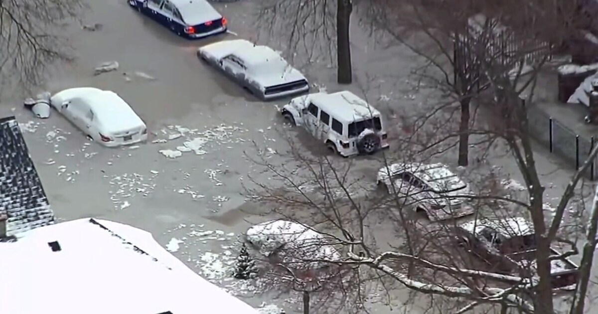 Water pipe bursts - Detroit neighborhood trapped in 50 cm layer of ice ...