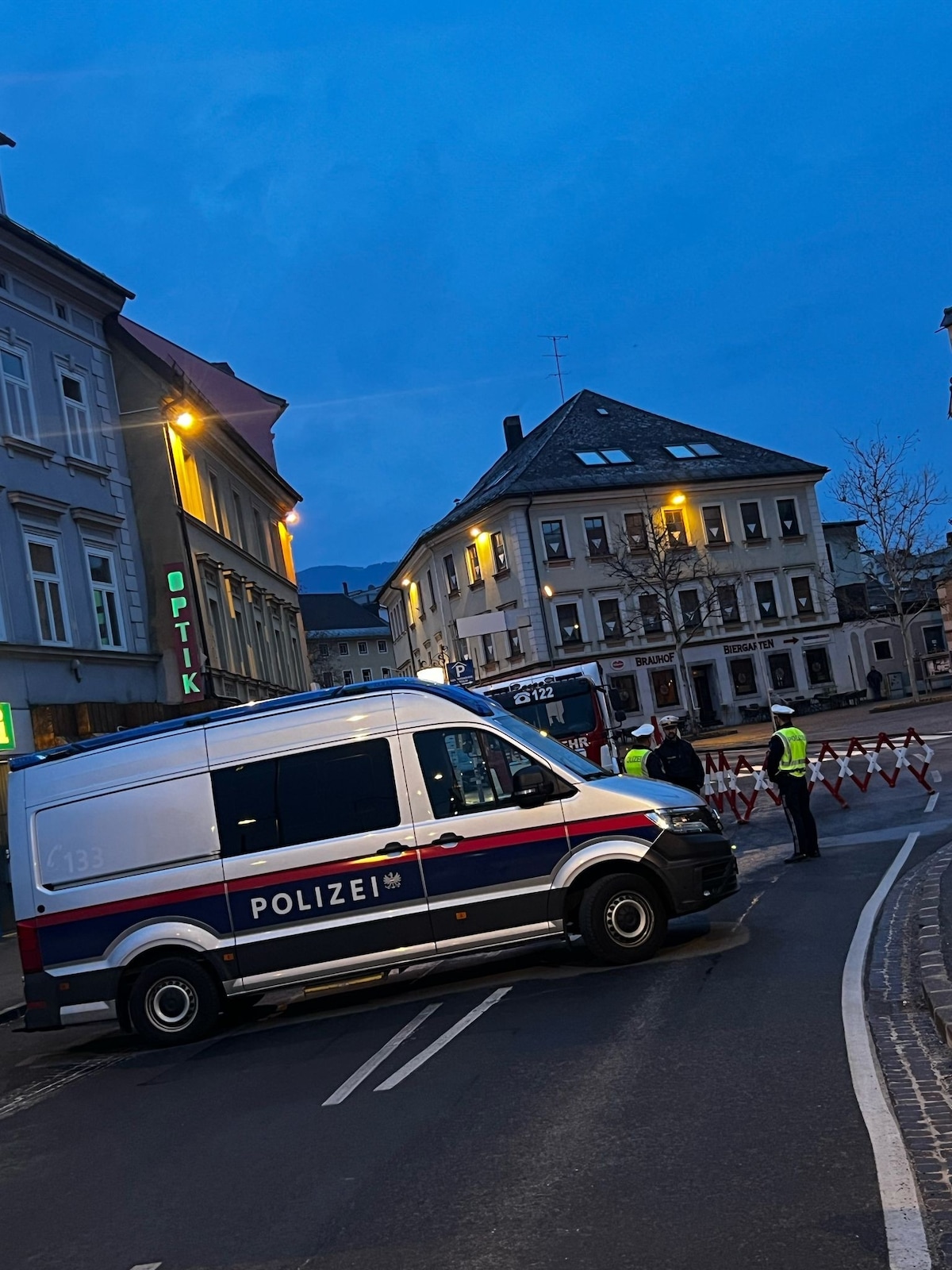 Nach Terrorattacke - Villach trauert: Ein Herz aus Lichtern für Opfer ...