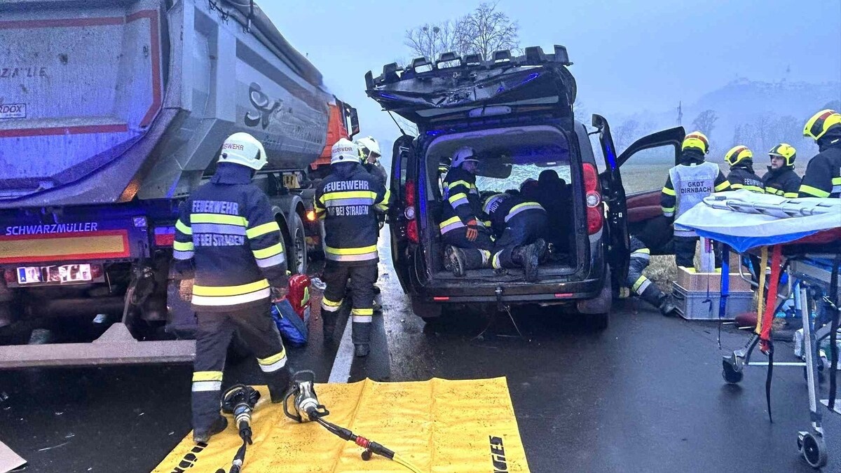 Frau schwer verletzt - Stopptafel übersehen? Auto kollidiert mit LKW | krone.at