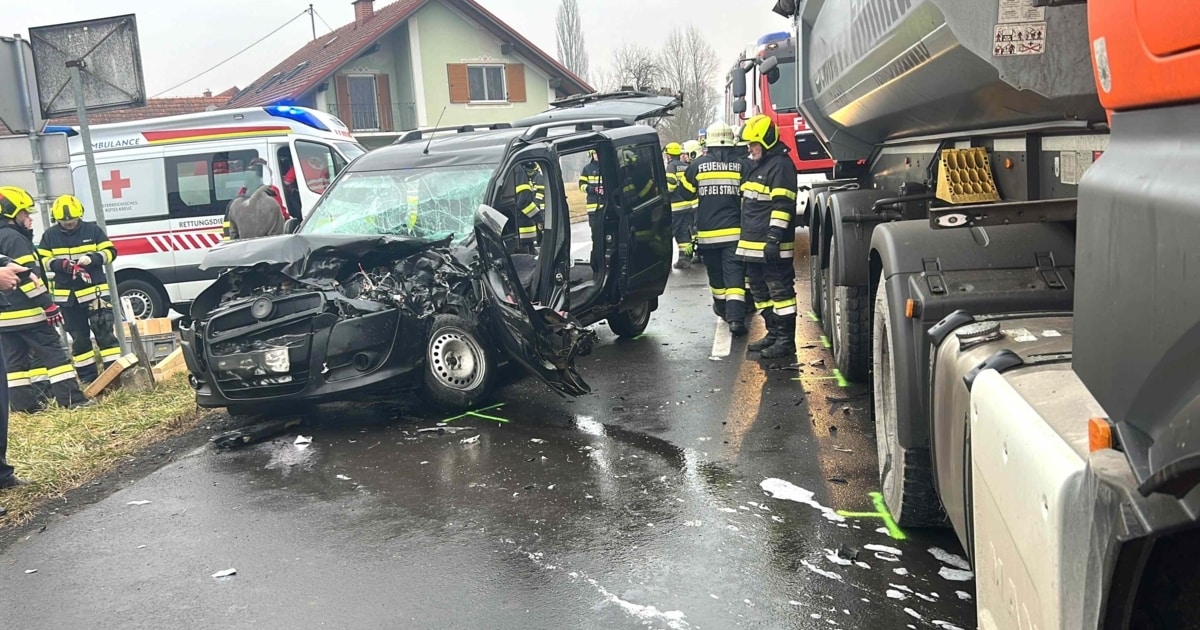 Frau schwer verletzt - Stopptafel übersehen? Auto kollidiert mit LKW | krone.at