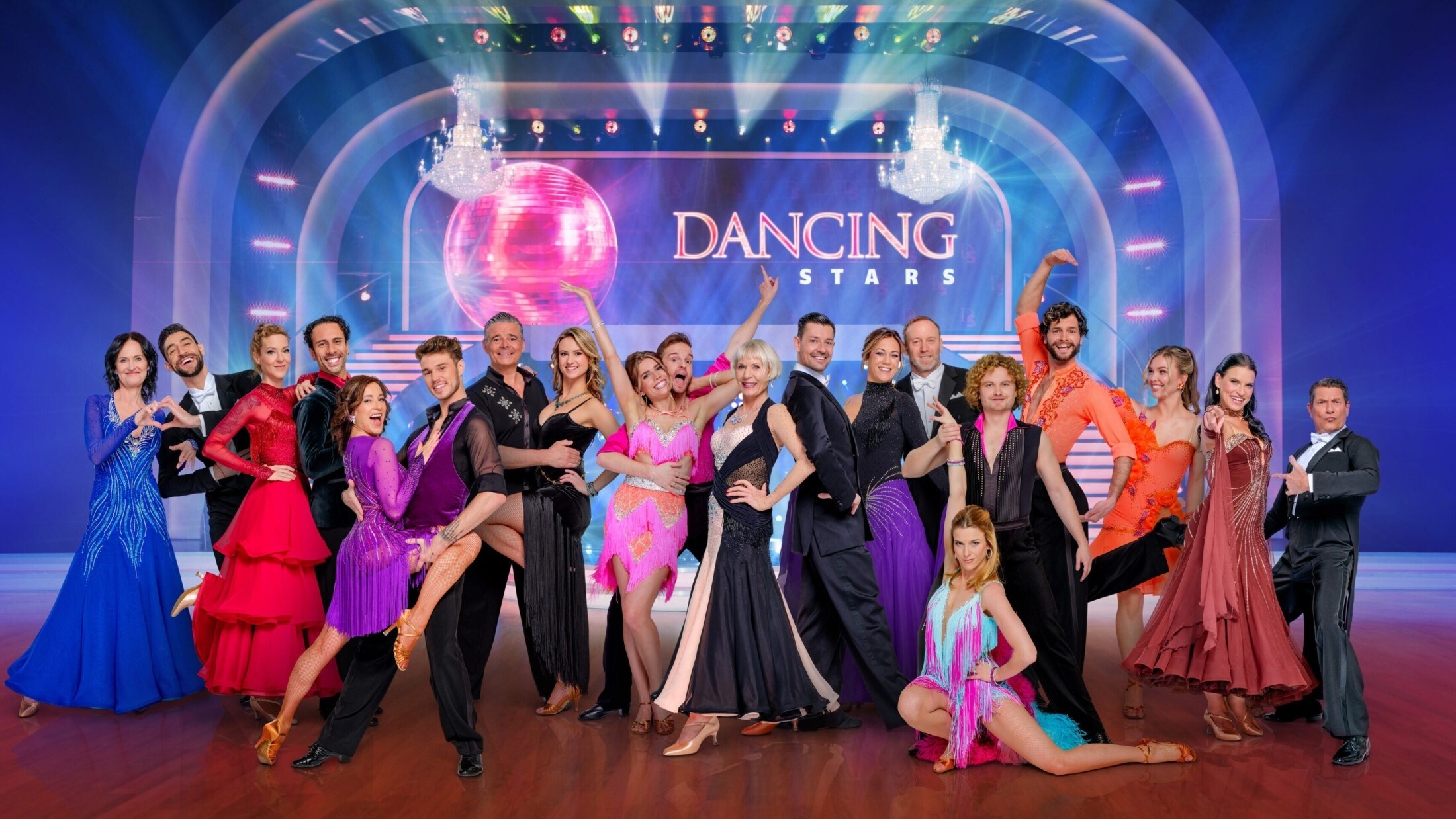 Glitzer und Glamour - „Dancing Stars“ machen in Tanz-Outfits gute Figur ...