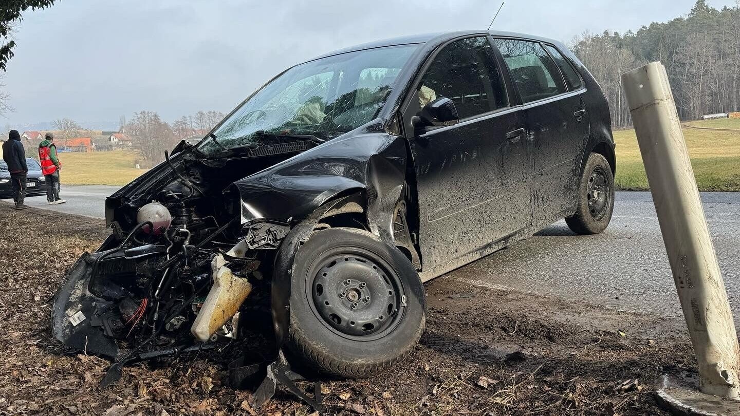 Verlor Kontrolle - Steirerin (19) krachte mit Auto gegen Baum | krone.at