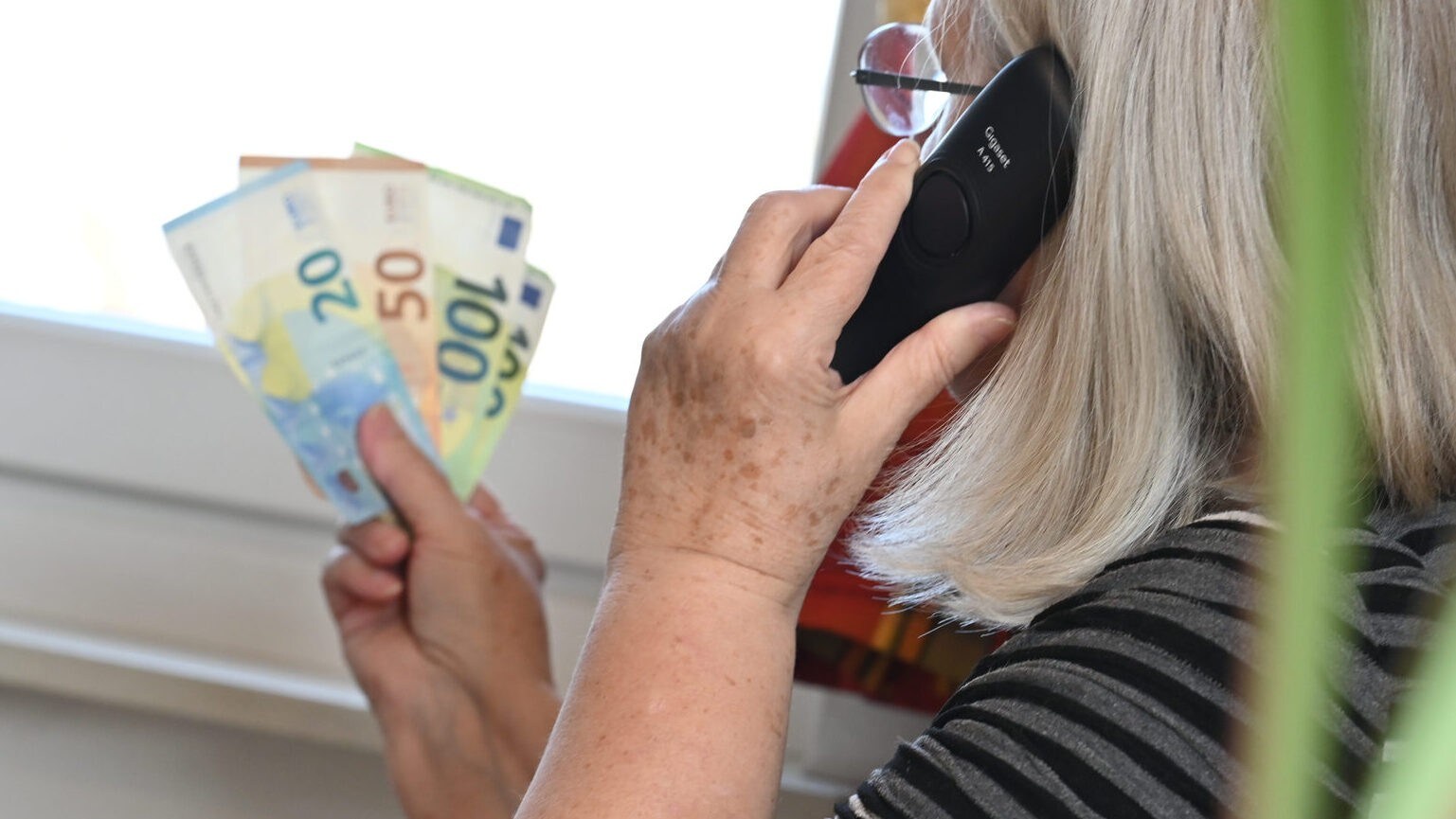 Tausende Euro Schaden - Opfer fiel auf Betrugsmasche am Telefon herein ...