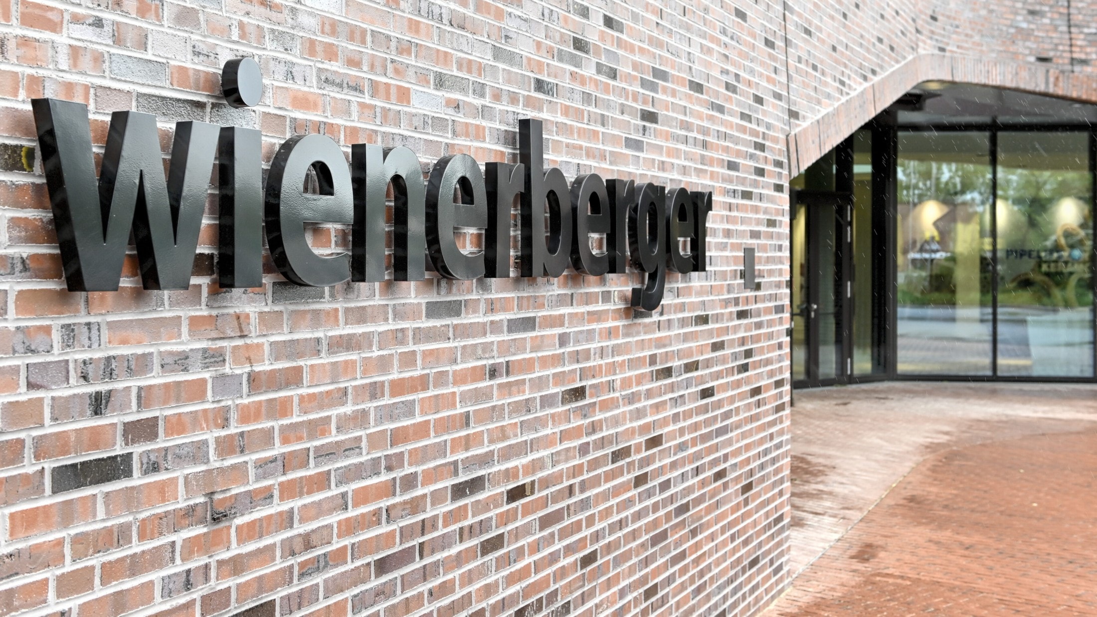 Slump in the construction industry - Wienerberger suffered a significant drop in profits in 2024 ...