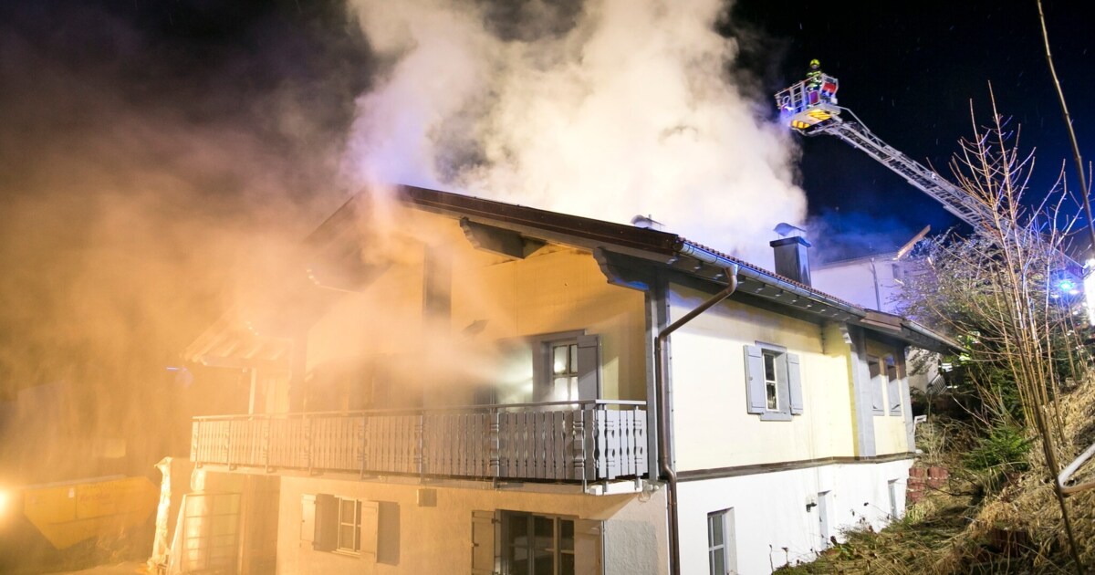 Roof truss fire - Resident escaped outside via balcony | krone.at