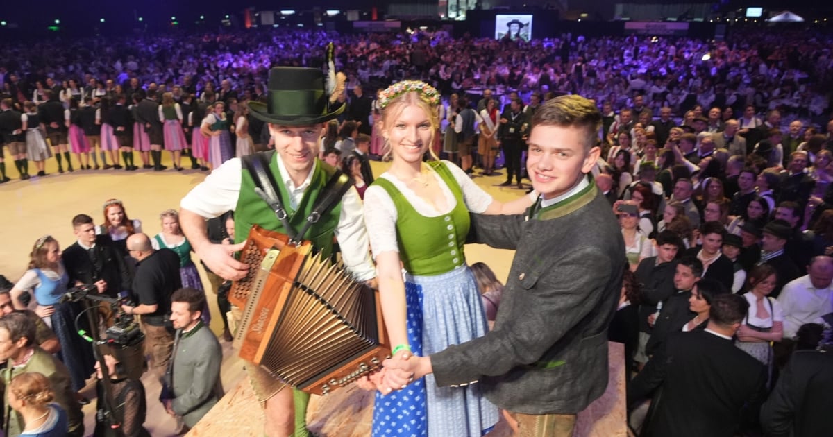 Star guest Naschenweng - Bauernbundball: Styrian costume in all its ...