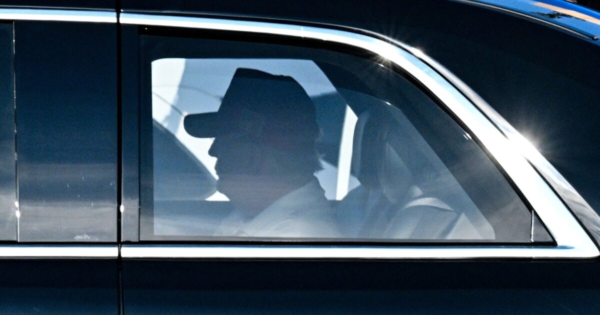 US-Spitze macht blau - Stunden nach dem Eklat: Trump fährt erstmal ...